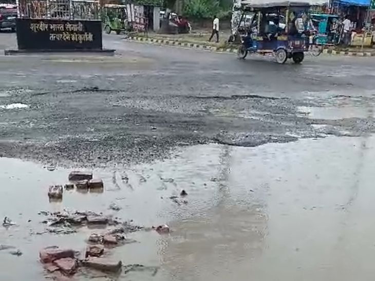 Waterlogging on Gohanna bypass of highway in Ambedkar Nagar