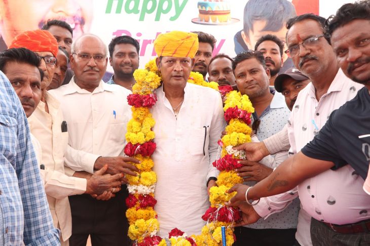 Former Chairman Hingad served the destitute on his birthday | पूर्व ...