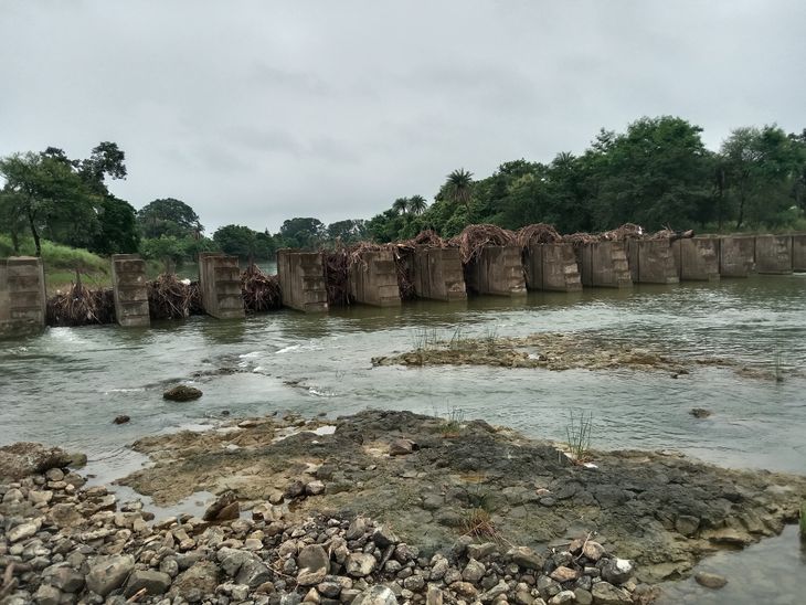 A pile of garbage has piled up in the stop dam of the Papanas river ...
