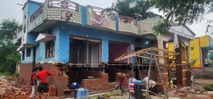 The house was raised by 5.5 feet without demolition by using 220 jacks ...
