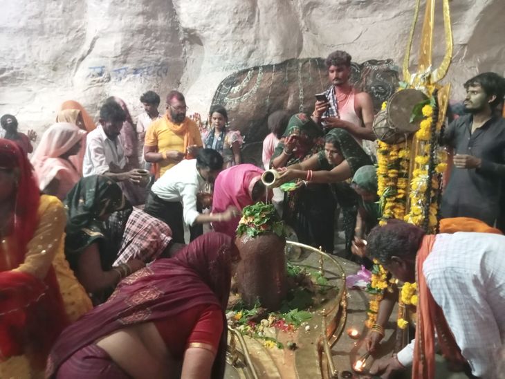 Crowds of devotees gathered in the cave temple of Tyonda | त्योंदा के ...