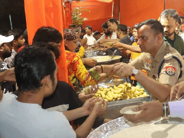 In Moradabad, DM-SSP showered flowers on Kanwariyas...pictures | मुरादाबाद में कांवड़ियों पर ...