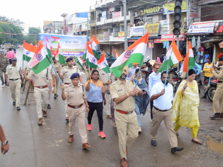 SP, CEO came out waving the tricolor | तिरंगा लहराते निकले एसपी, सीईओ ...