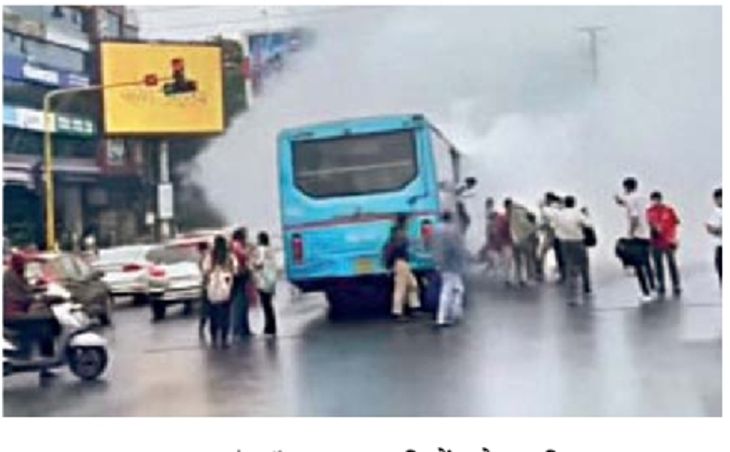 Smoke came out from the moving bus, passengers jumped out of the bus in ...
