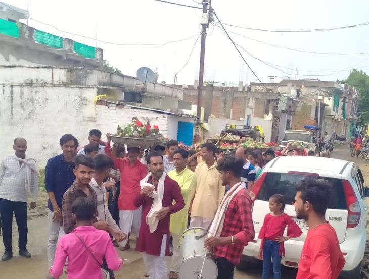 People made innumerable earthen Shivlingas in Nakki Hanuman Mandir ...