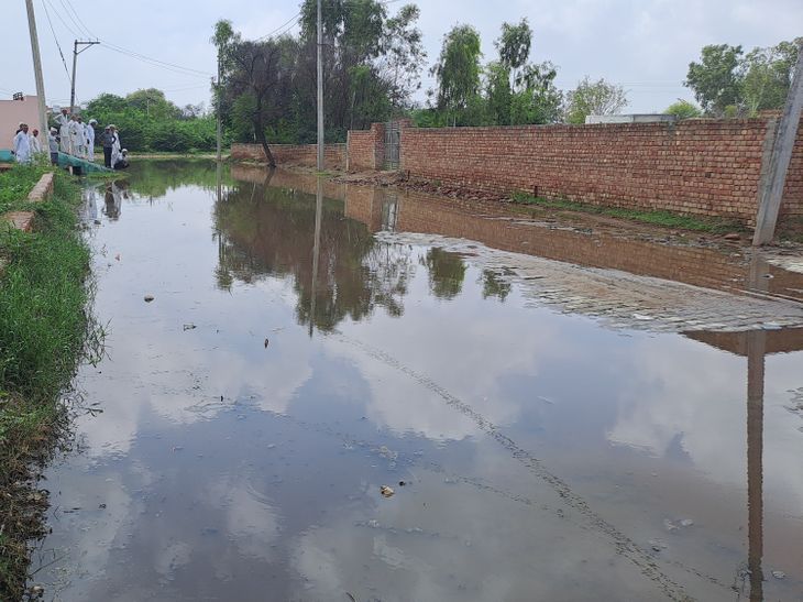 Narnaund Bas Khurd main street water submerged School students dirty ...