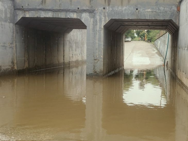 Traffic closed due to waterlogging in railway underpass Chomu Rajasthan ...
