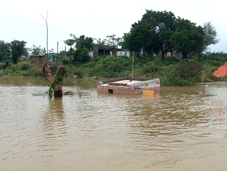 The peak of Dutt temple is visible | रोहिणी तीर्थ डूबा: नजर आ रहा दत्त ...