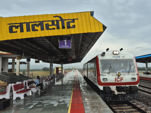 DRM Vikas Purwar reached Lalsot | डीआरएम विकास पुरवार पहुंचे लालसोट ...