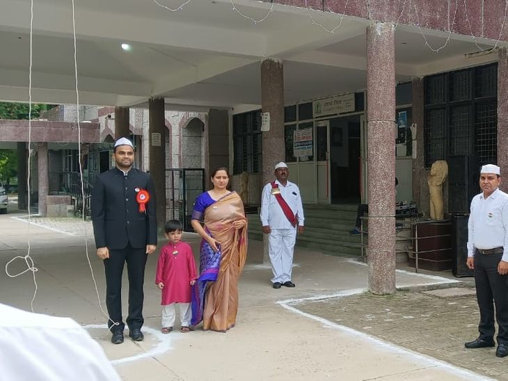 DM hoisted the flag on 78th Independence Day in Kaushambi | कौशांबी में ...