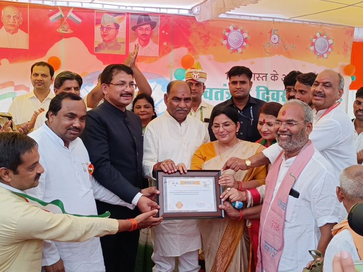 Minister of State for Higher Education honored Jalaun DM | उच्च शिक्षा ...