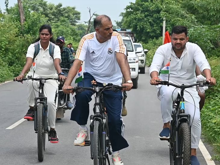 Kaiserganj MP Karan Bhushan took out a tricolor march | कैसरगंज सांसद ...