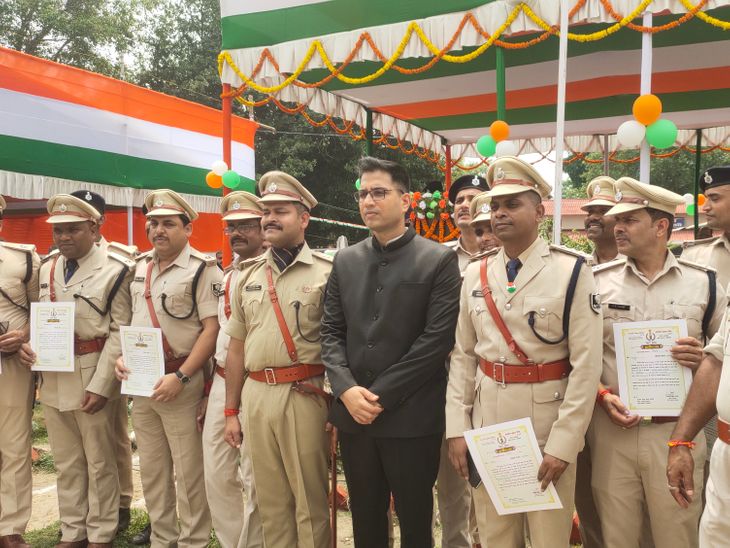 71 police officers were honored by DM and SP | 71 पुलिस पदाधिकारियों को ...