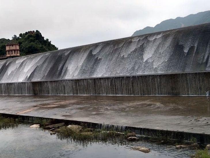 The water spilled out due to the gust of wind, the feeling of overflow ...