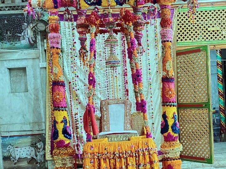 Hindu Darshan of the holy in Dwarkadhish temple today