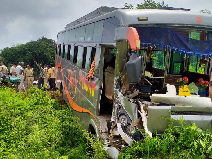 Passenger bus and tractor-trolley collide in Badnawar | बदनावर में यात्री बस और ट्रेक्टर-ट्राली ...