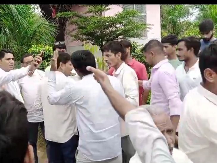 Fight broke out between the Sarpanch and the youth Chomu Rajasthan ...
