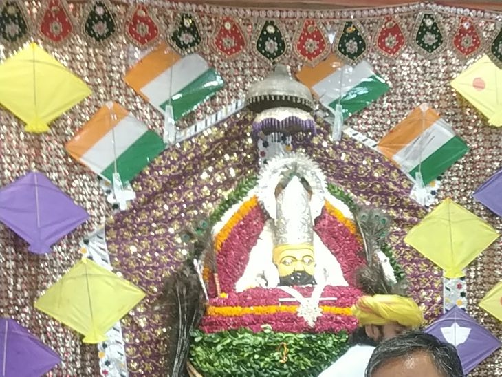 On Ekadashi, a tableau of Shyam Baba was decorated | एकादशी पर श्याम ...