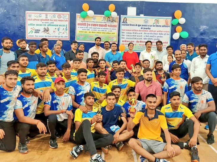 Badminton competition at Ambedkar Stadium | अंबेडकर स्टेडियम में ...