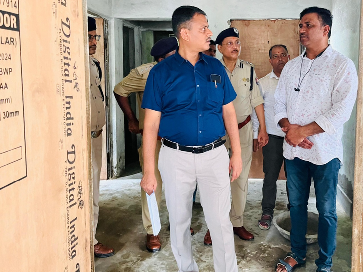 DM tested the quality of prisoner barracks in Central Jail Varanasi ...