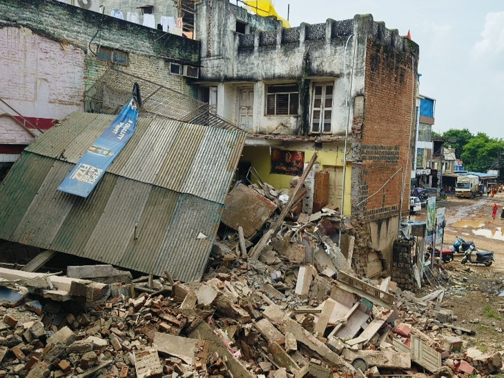 A three-storey house collapsed in the old Galla Mandi | पुरानी गल्ला ...