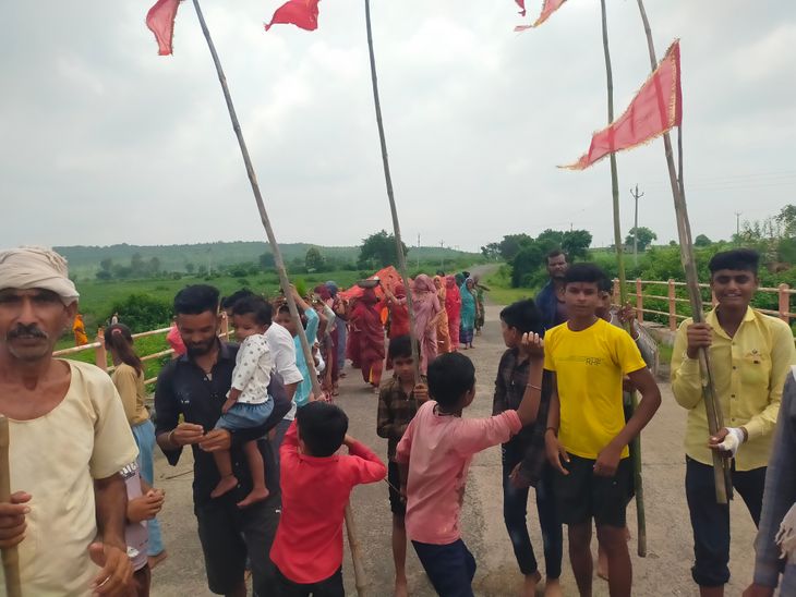 101 feet long Chunri Yatra in Golna | गोलना में 101 फीट लंबी चुनरी ...