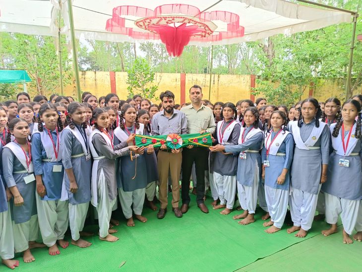 Girls tied Rakhi to the collector | कलेक्टर को बालिकाओं ने बांधी राखी ...