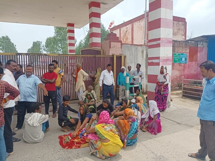 Protest by placing dead body at OPM gate