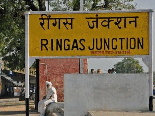 Crowd of passengers at Ringas Railway Station | रींगस रेलवे स्टेशन पर ...