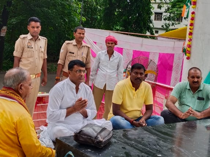 A huge crowd gathered in Bairia of Ballia to pay homage to the martyrs ...