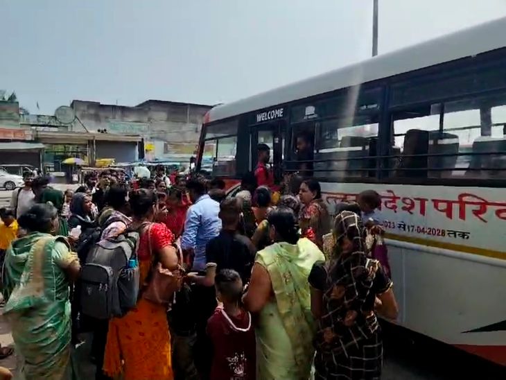 A huge crowd of sisters gathered at the bus stand on Rakshabandhan ...