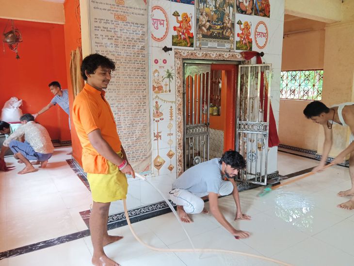 Devotees cleaned the Nakki Hanuman temple | नक्की वाले हनुमान मंदिर में ...