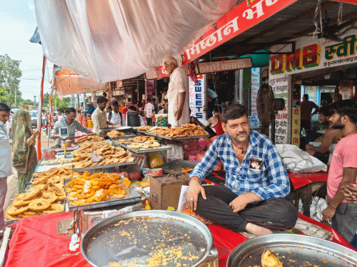 Rakshabandhan celebrated with great pomp in Nadbai | नदबई में धूमाधाम ...