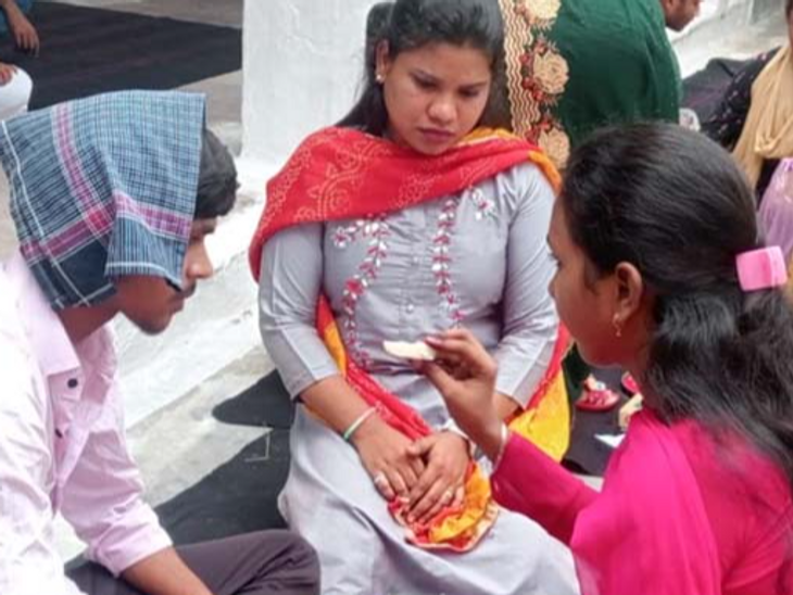 150 sisters tied Rakhi to their brothers in Raigarh jail | रायगढ़ जेल ...