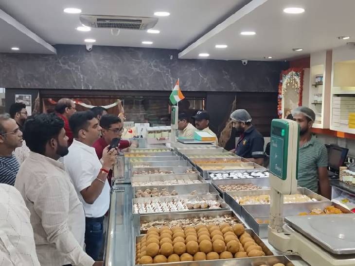 25 crore rupees worth of sweets sold in Lucknow | रक्षाबंधन पर लखनऊ में ...