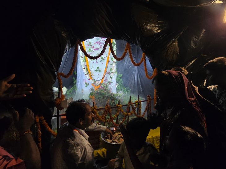 A grand Shivling made of 151 ice blocks, the entire pandal filled with ...