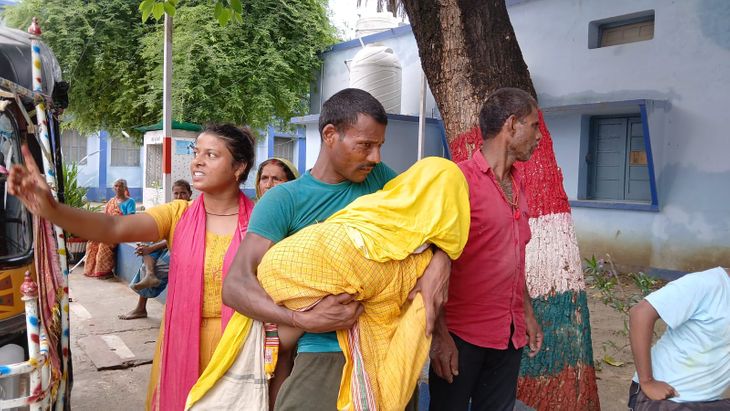 The body of the child was in the lap, 10 guards kept raining lathis on ...