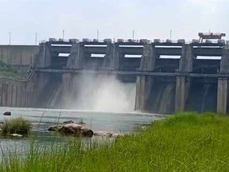 Two gates of Rajiv Sagar Bawanthadi dam were opened | राजीव सागर ...