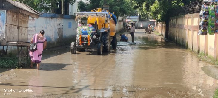 Quick response team is effective, after rain, the road is being freed ...
