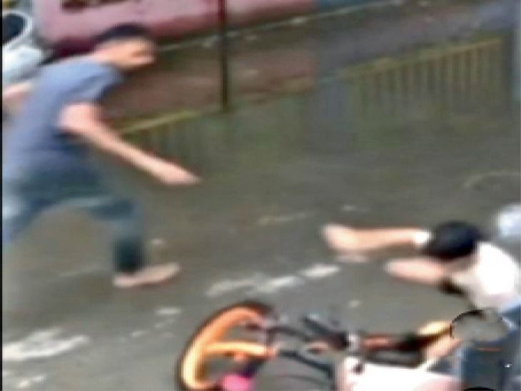The accused who attacked the child is still absconding | इंदौर; बच्चे ...