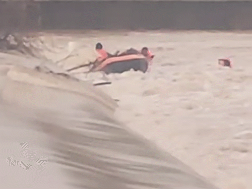 Bhind SDERF Boat Capsized; Kunwari River Rescue Operation Update ...