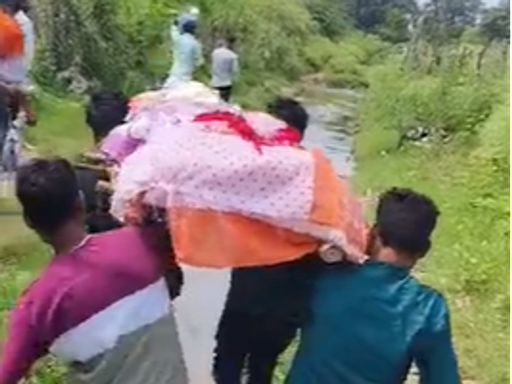 Carrying the dead body on the shoulder on a rough road