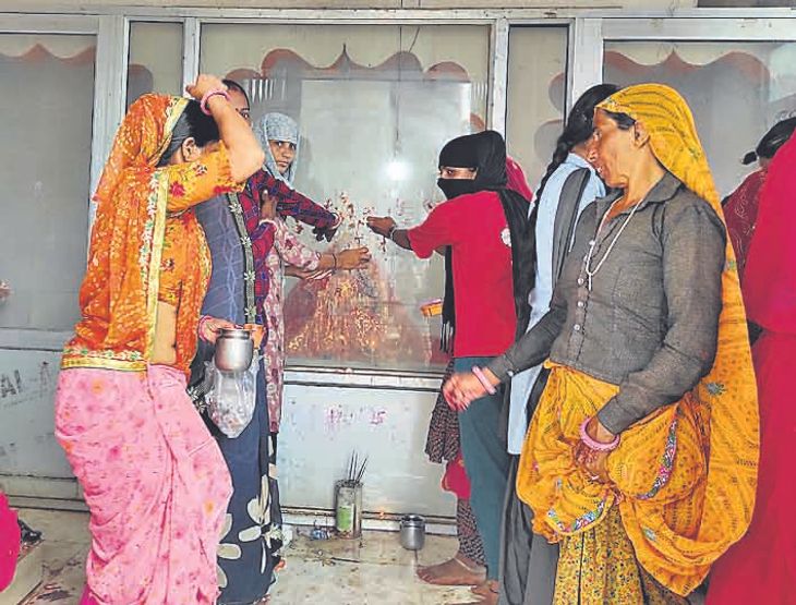 Women kept the fast of Chauth, there was a crowd in the temple ...