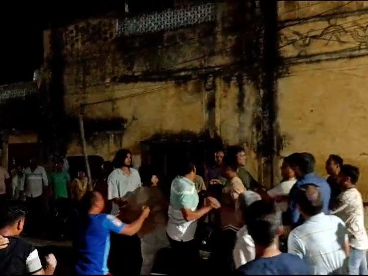 There was a fierce fight between two sides in Amroha, VIDEO | अमरोहा ...
