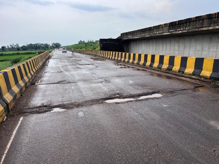 Villagers angry with the potholes on the Parvati river bridge reached ...