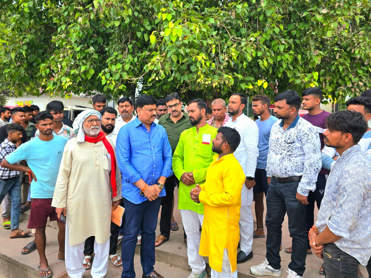 SP leader Pawan Pandey met the sailors from Guptarghat