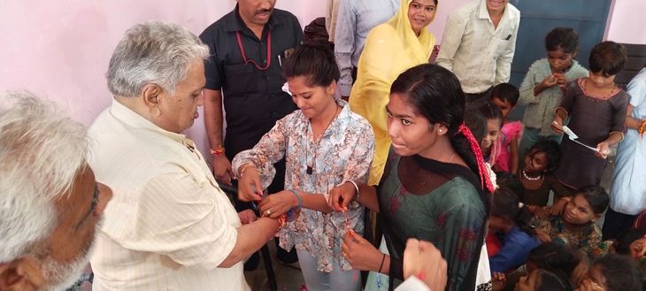 MLA Jain got Rakhi tied by his sisters | विधायक जैन ने बहनों से बंधवाई ...