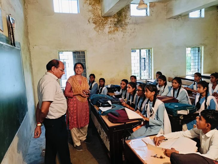 DEO did a surprise inspection of the school | डीईओ ने किया स्कूल का औचक ...