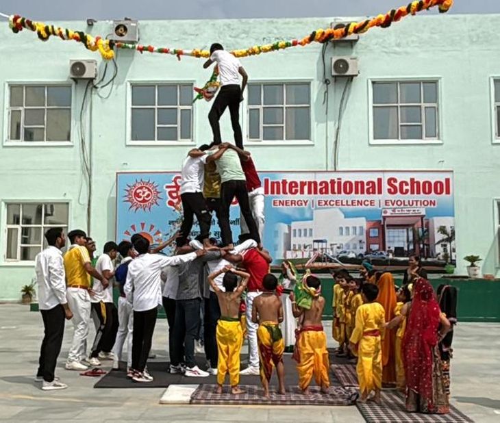 On Janmashtami, children participated in the Matdi breaking competition ...