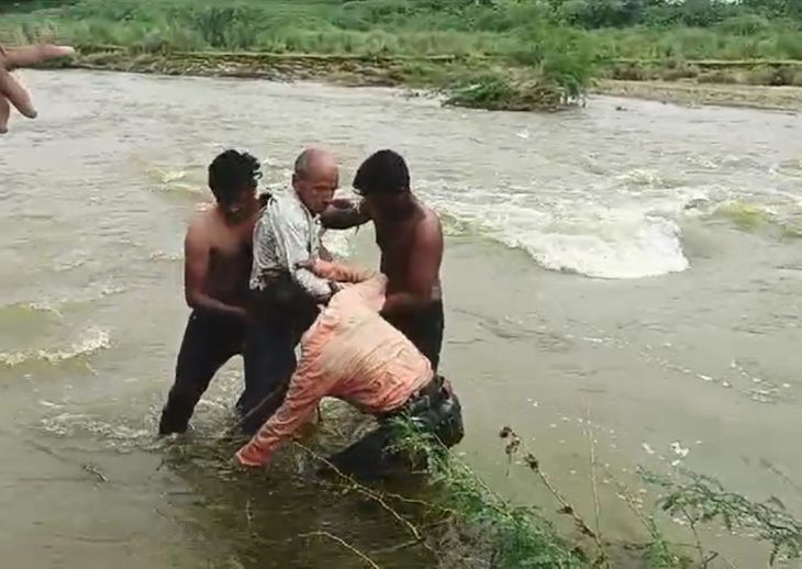 An old man was saved by forming a human chain on the landslide in Sukdi ...